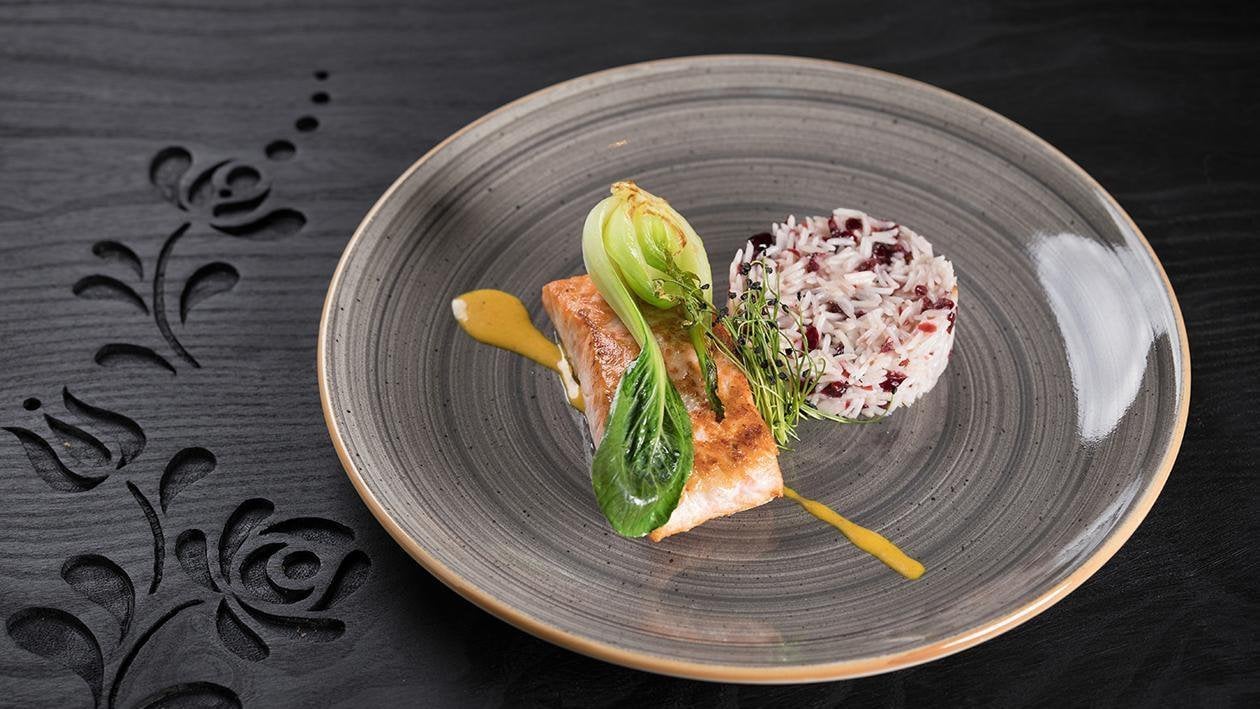 Filete de salmón con corteza de coco, pok choy - Receta - UFS