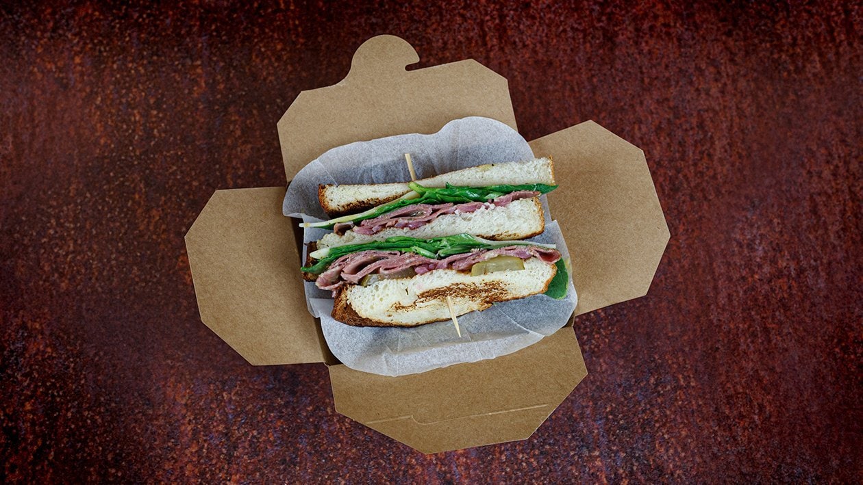 Sándwich de pastrami y encurtidos con mostaza - Receta - UFS